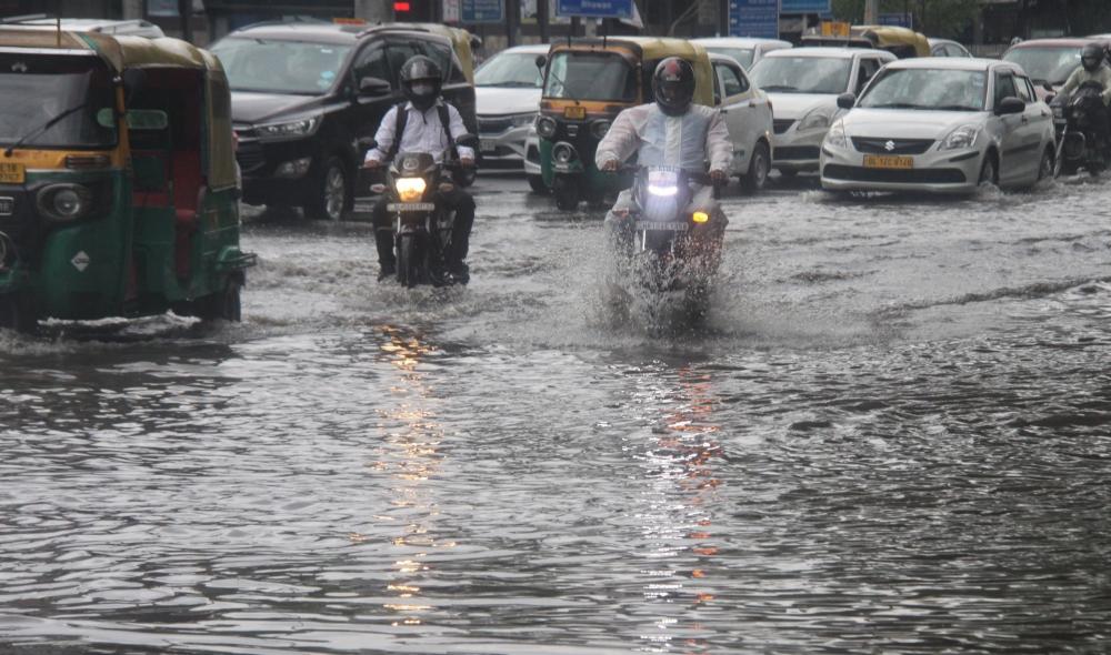 The Weekend Leader Waterlogging Traffic Snarls In Delhi As Rains